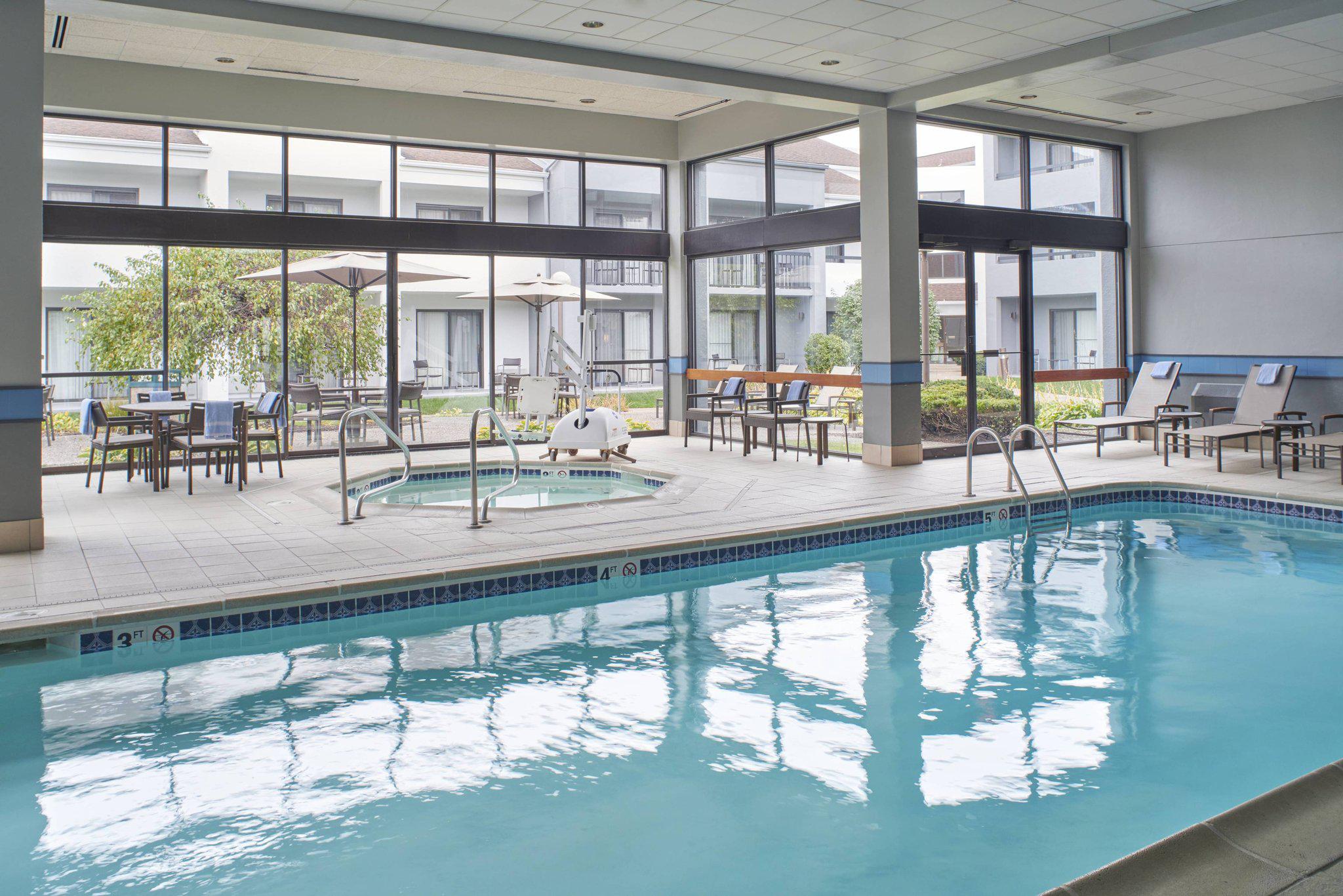 Courtyard by Marriott Detroit Troy - Troy, MI - Business Page