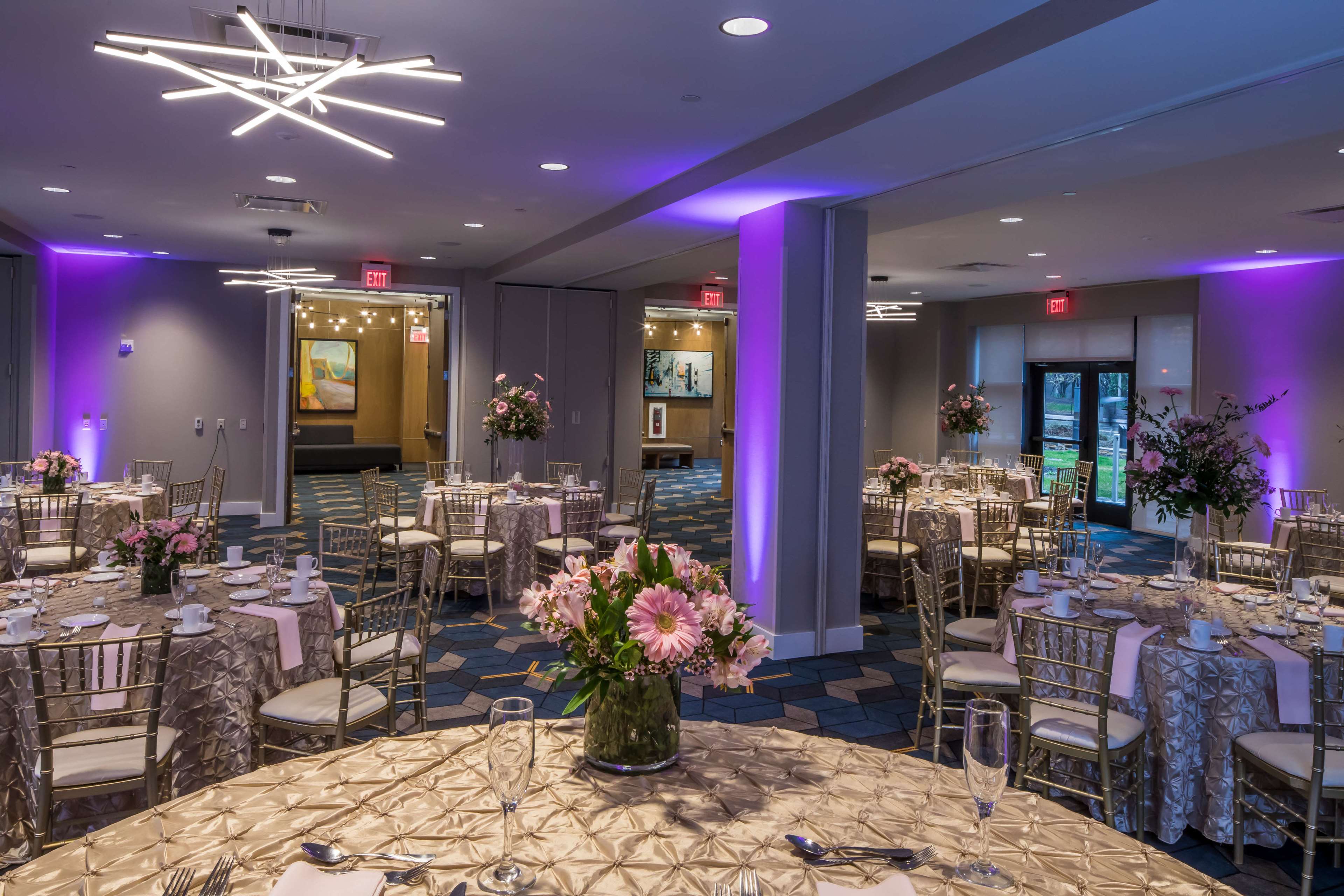 DoubleTree by Hilton Hotel & Suites Pittsburgh Downtown, One Bigelow ...