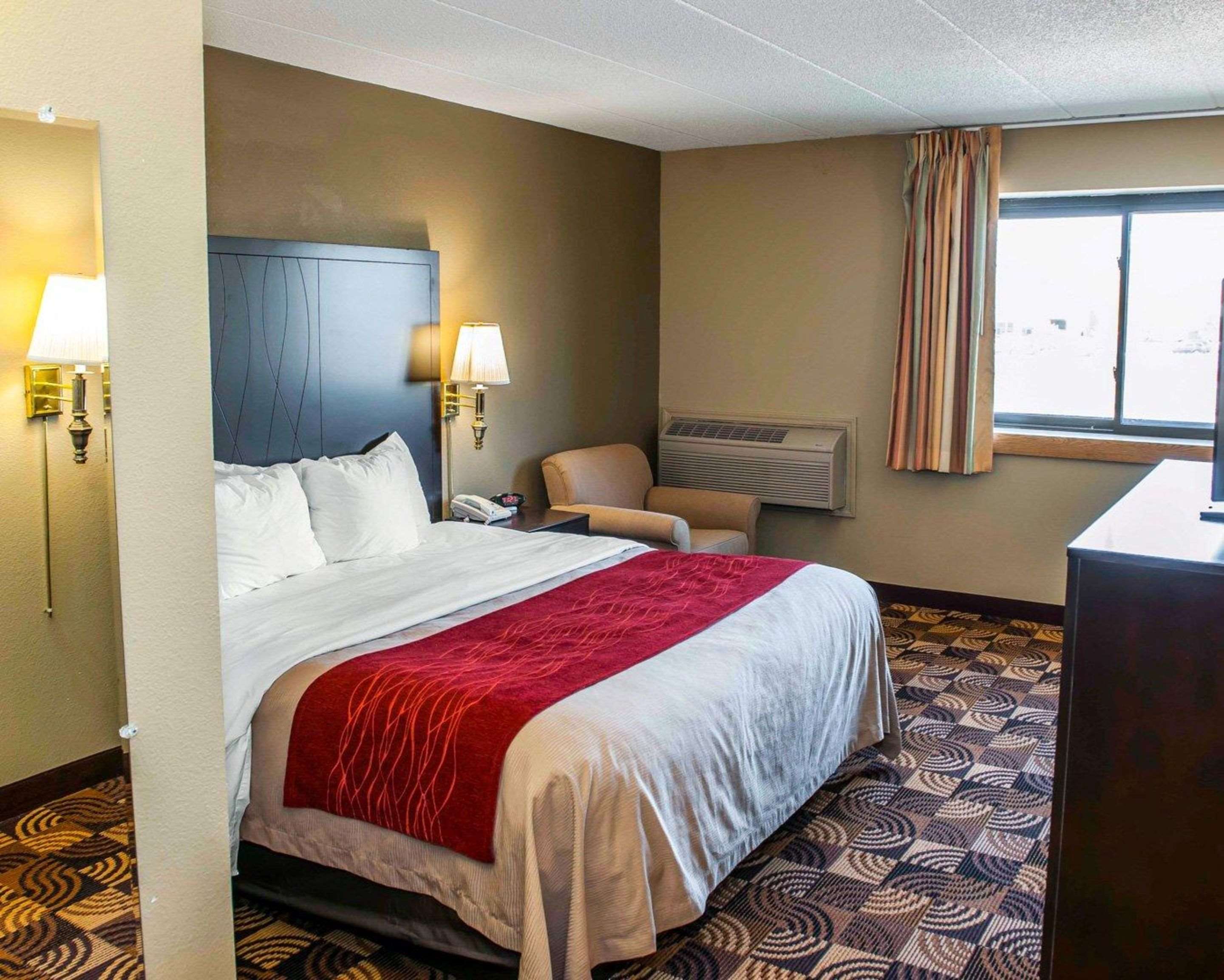 Comfort Inn & Suites North At The Pyramids - Indianapolis, IN