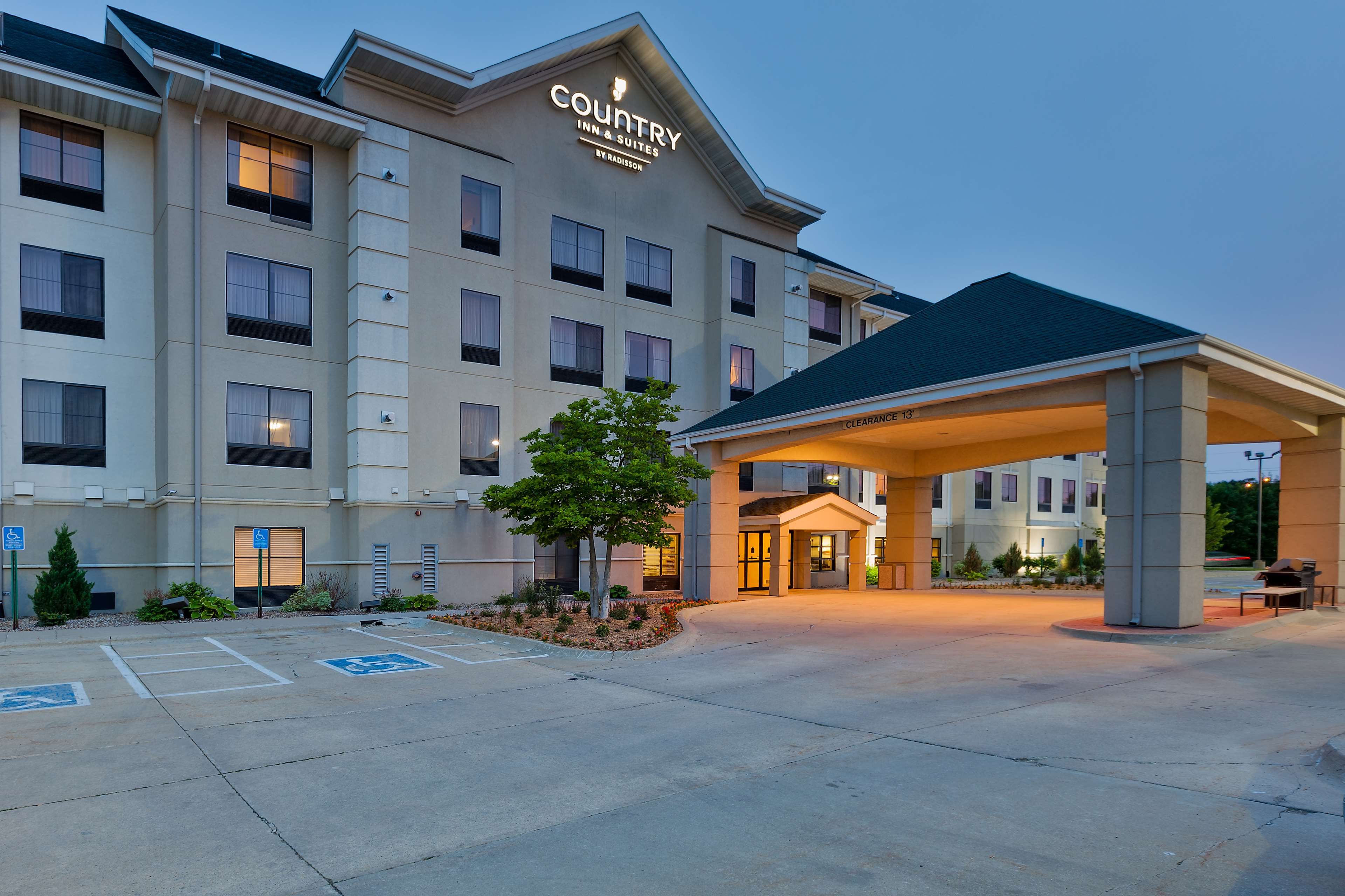 Country Inn & Suites by Radisson, Cedar Rapids North, IA 3192948700 Ho ...