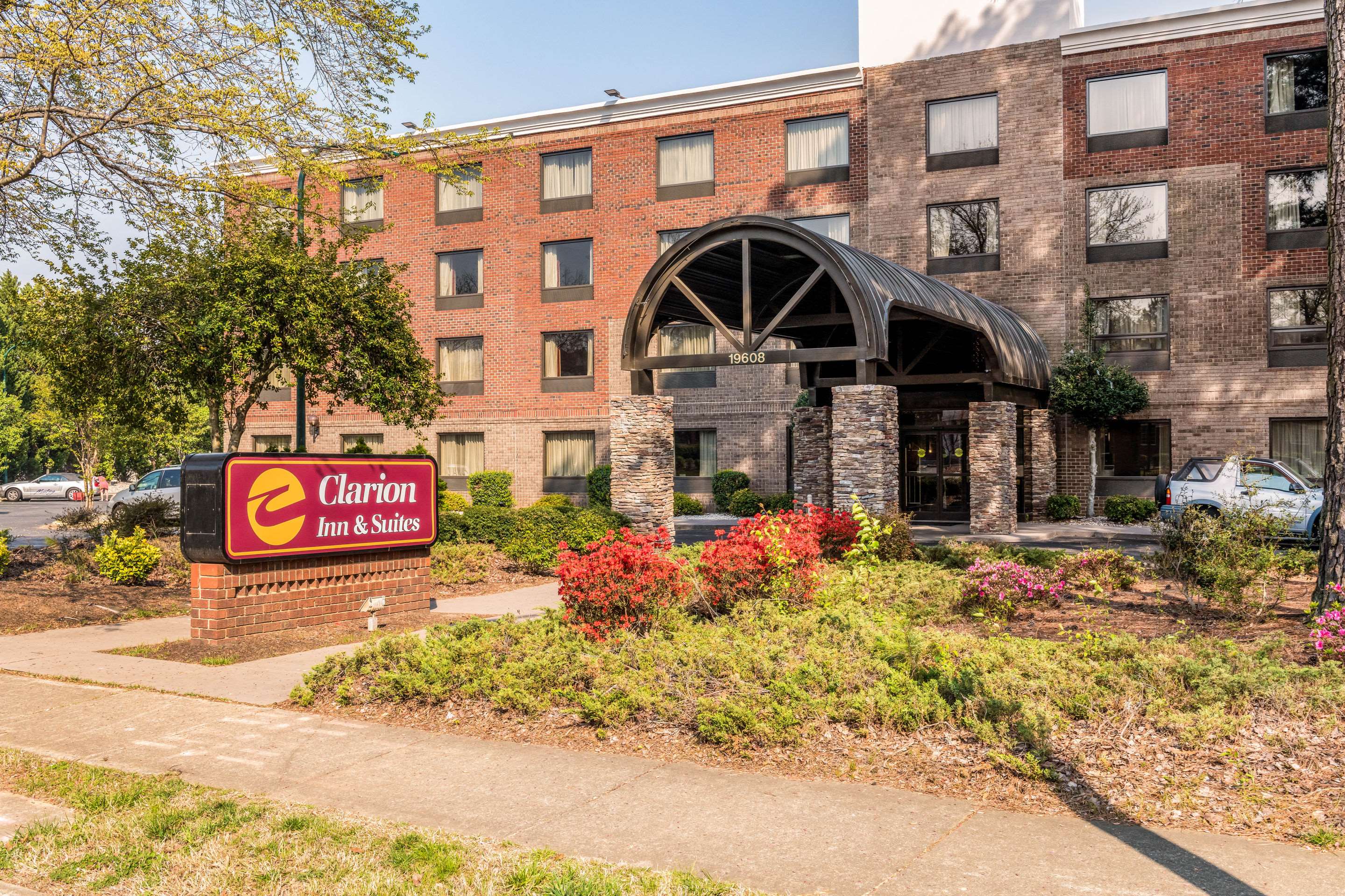 CLARION INN & SUITES