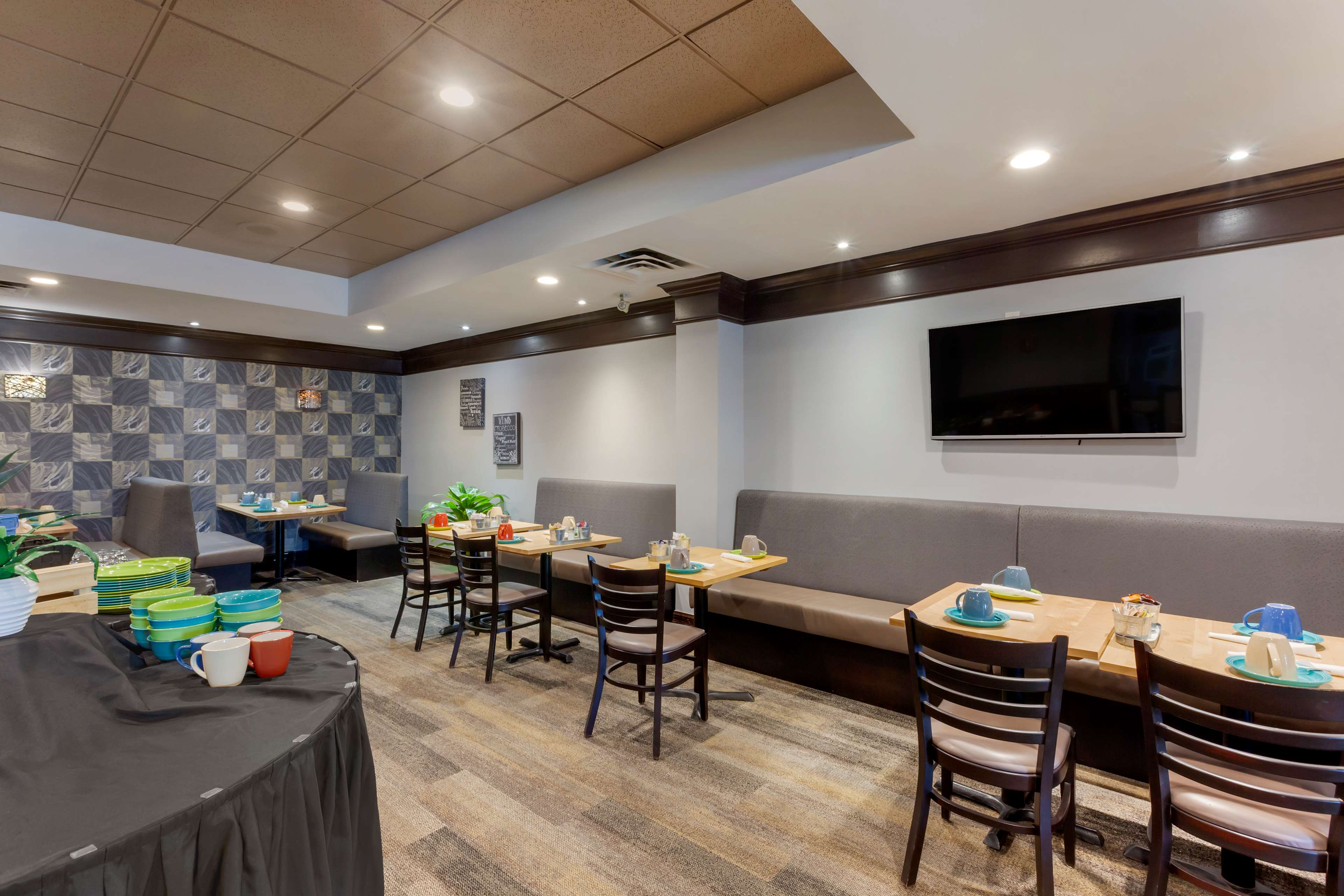 Best Western Plus Toronto Airport Hotel, 5825 Dixie Rd, Mississauga, ON ...